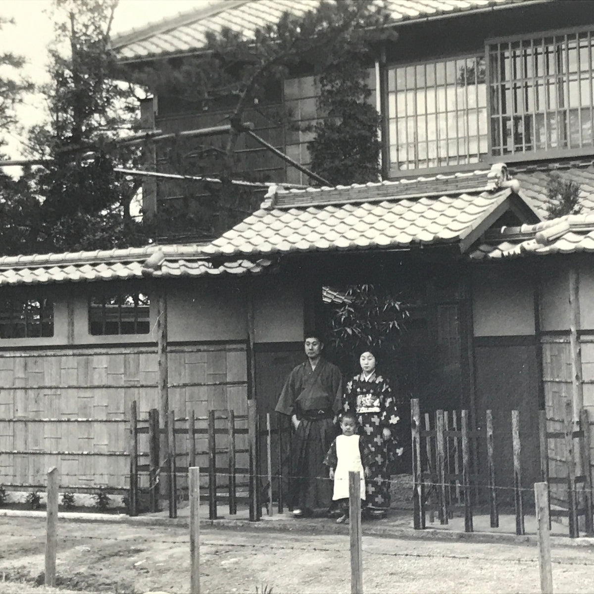 Antique Japanese Taisho Young Family Photograph Kimono House Black Whi ...